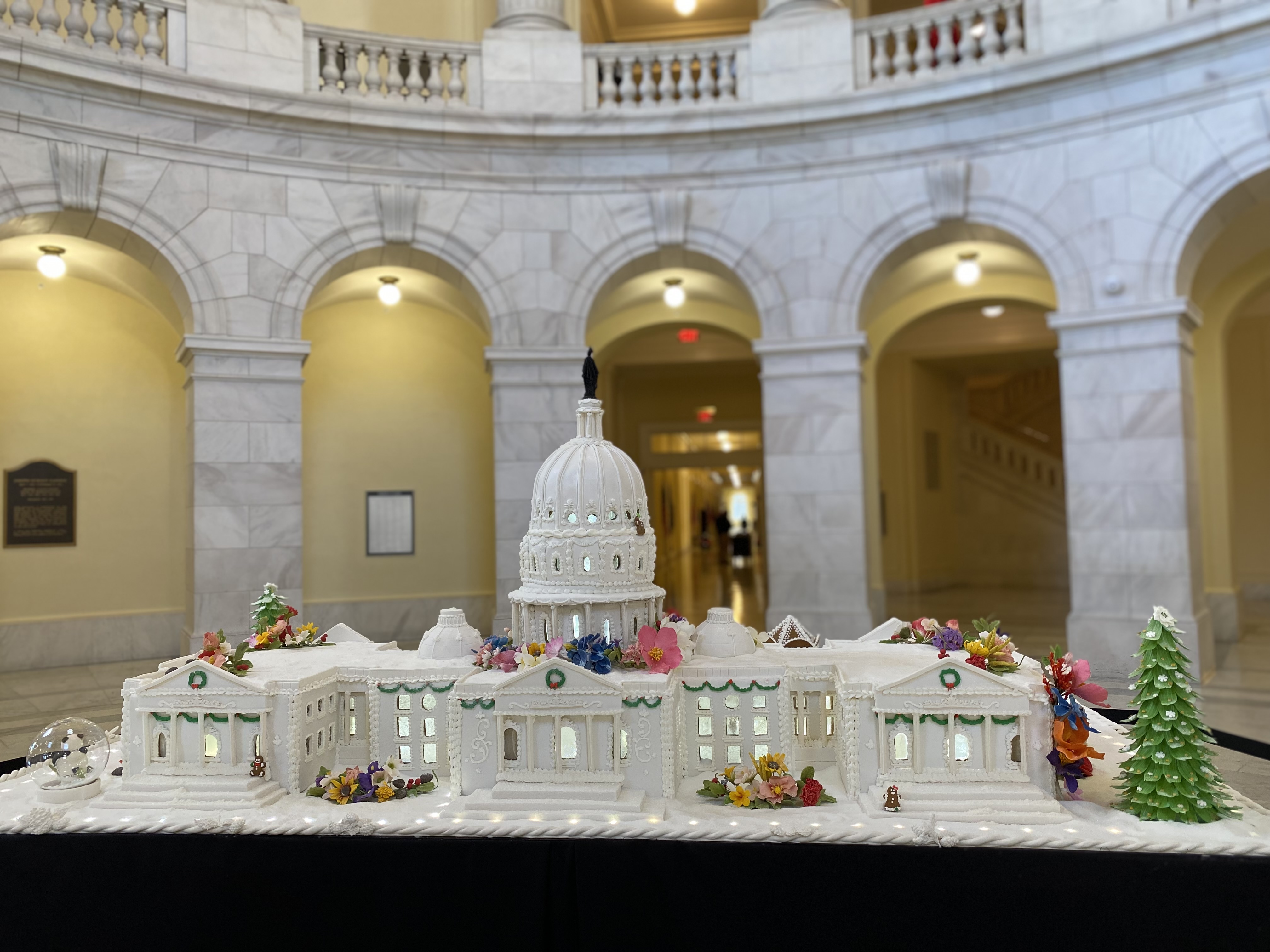 Christmas tree from Alaska, gingerbread Capitol sweeten the season in D ...