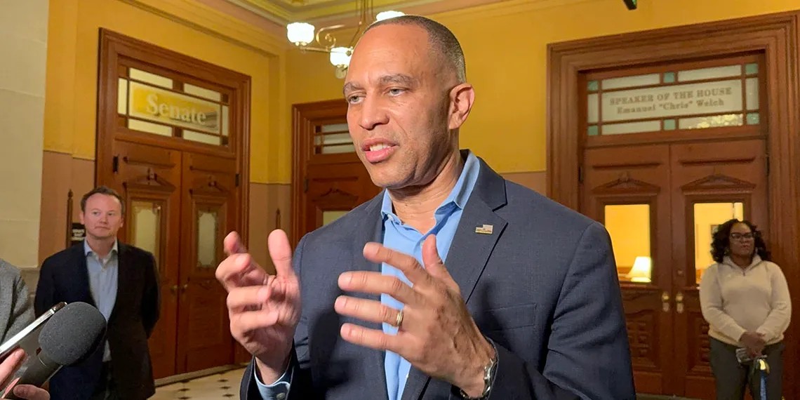 U.S. House Minority Leader Jeffries accelerates Illinois redistricting ...