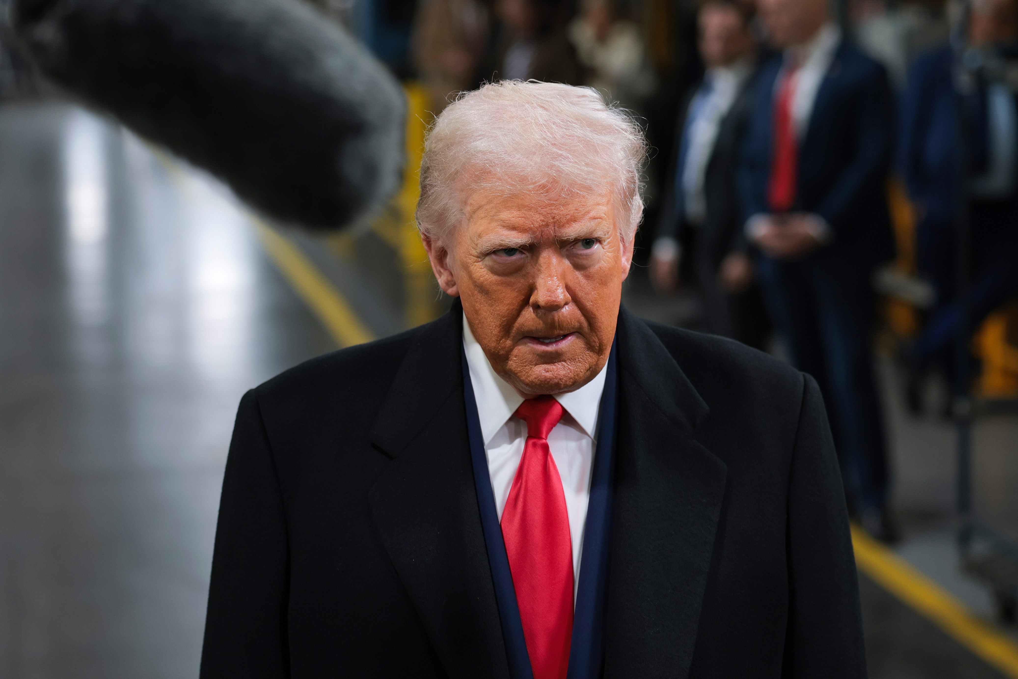 Trump finalizes 1% federal pay raise for 2026, smallest since 2021 ...