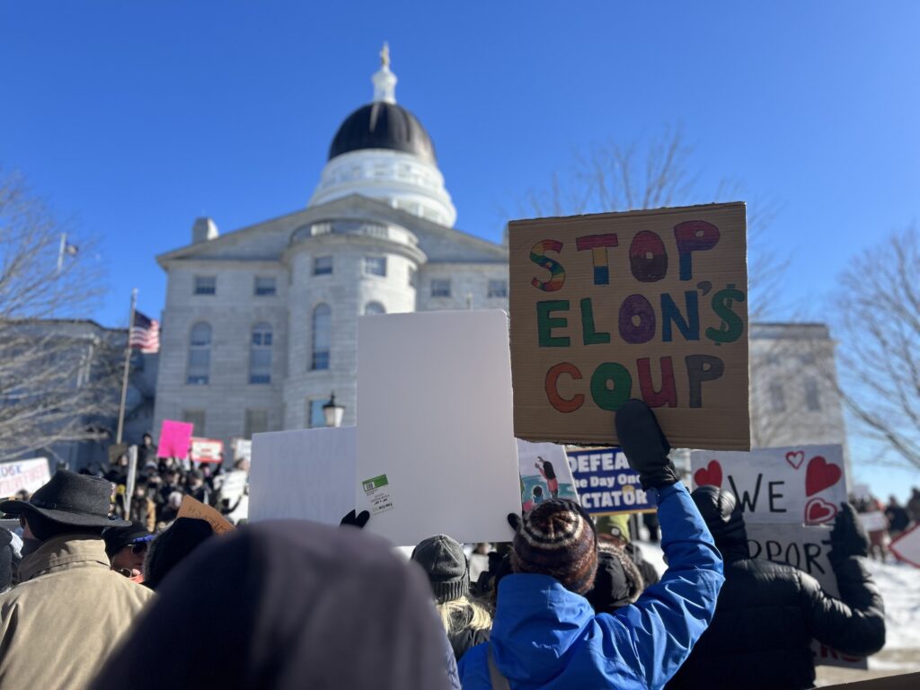 ‘Dump Trump’: More than 100 demonstrators gather in Augusta in national ...