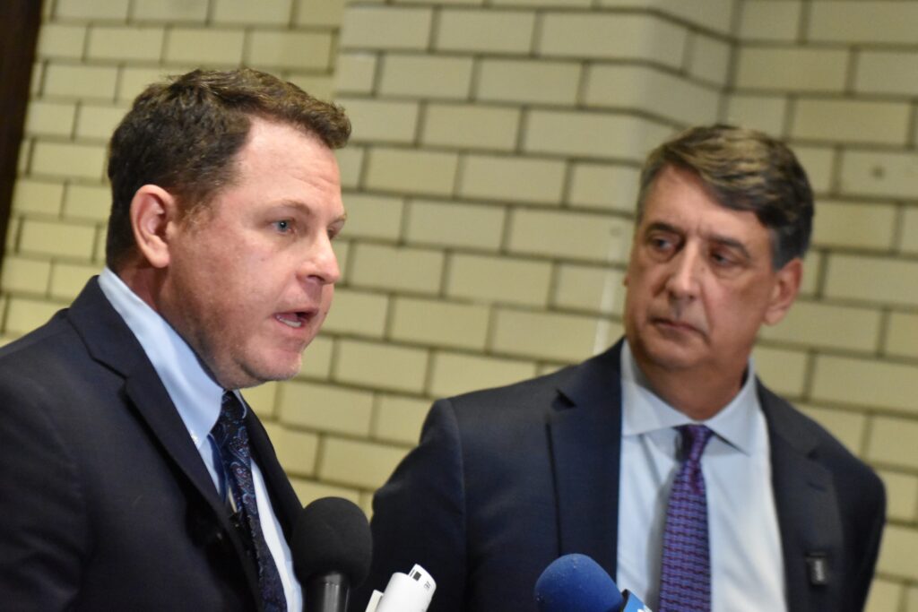 Political notes: Lawmakers get a pat on the back, Kamonjoh, Thomas get ...