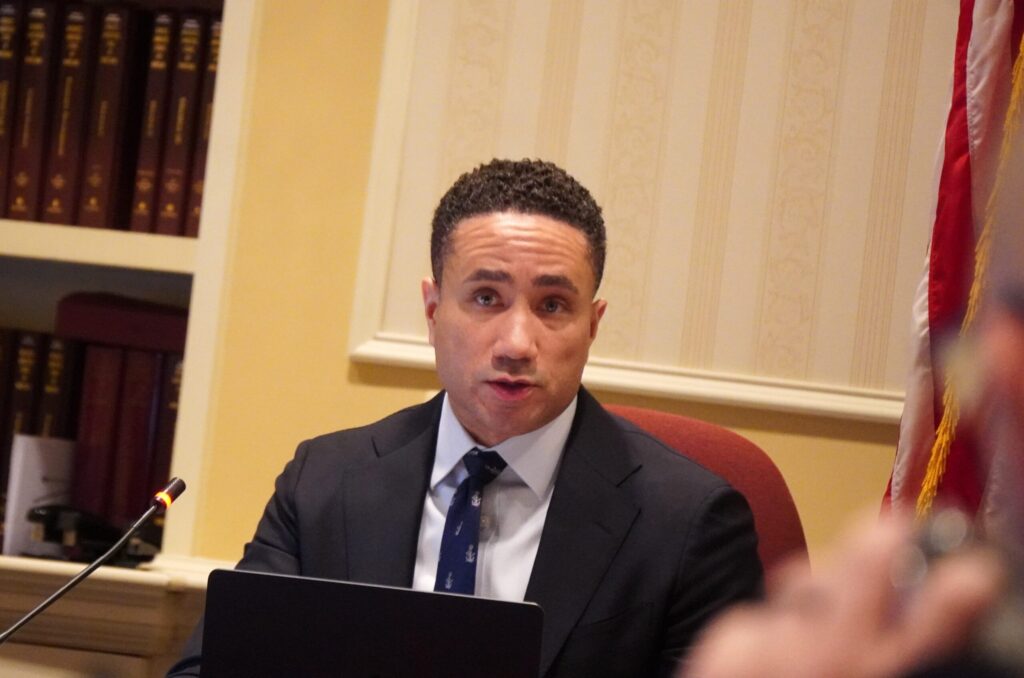 Senate panel advances bills to ban agreements with ICE, face coverings ...