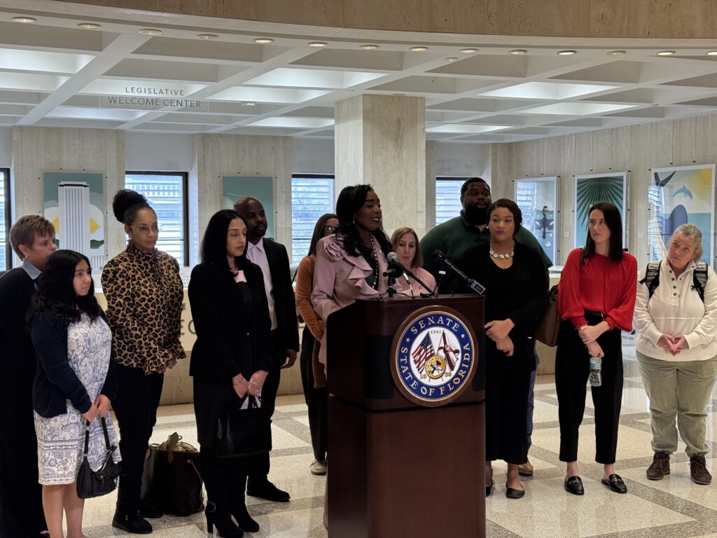 U.S. Border Patrol knees man in face in Minneapolis as other agents ...