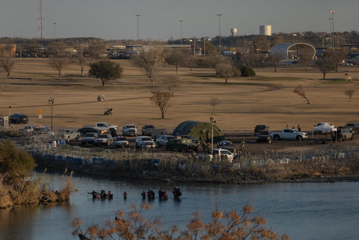 In Eagle Pass, a tense border standoff between Texas and the federal ...