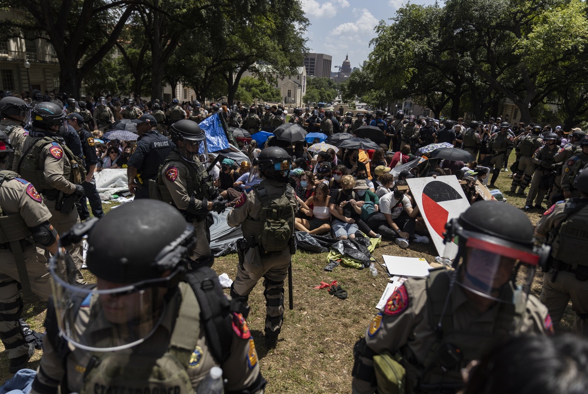 Dozens more arrested at UT-Austin as police use pepper spray, flash ...