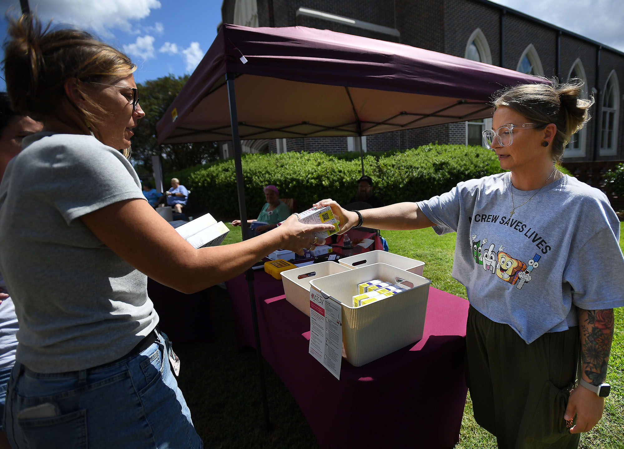 ‘Save a Life Day’ volunteers hand out naloxone to fight opioid ...