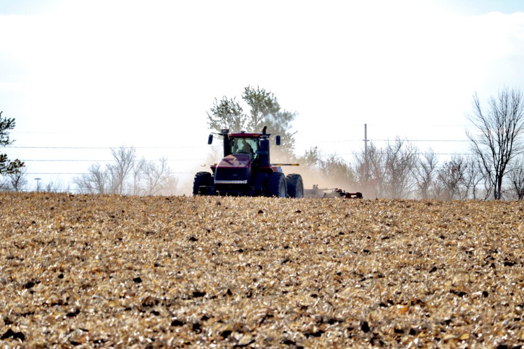 Iowa farmers begin transition to fall field work | News From The States