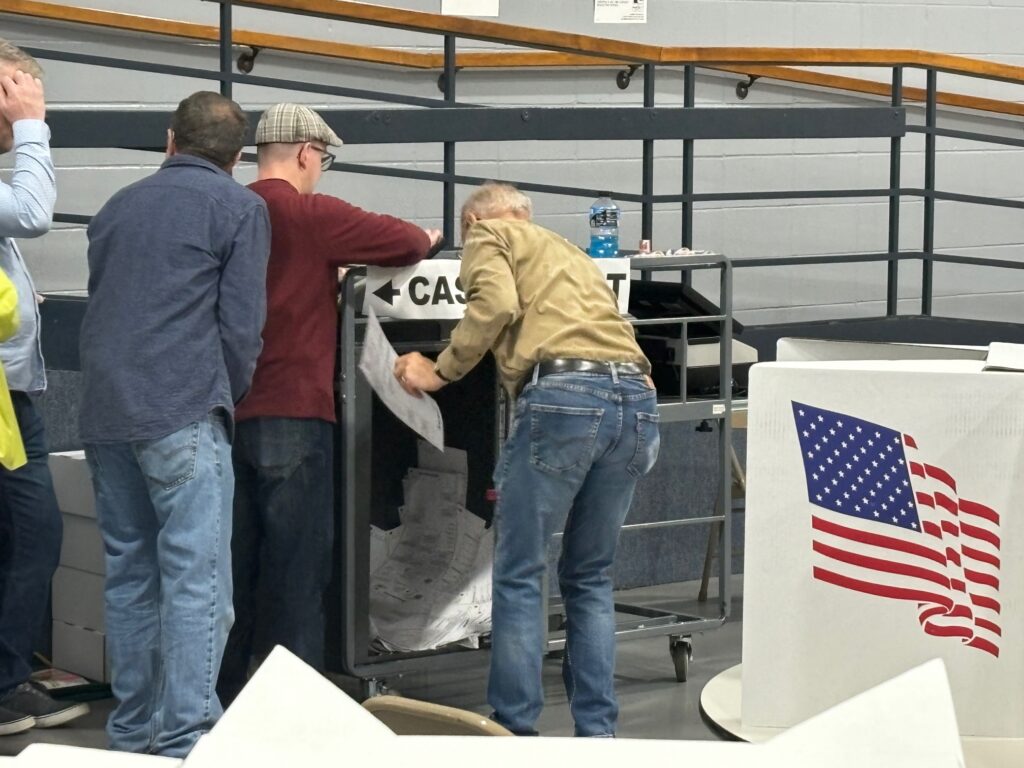 Iowa votes: Ballot glitch leads to long lines at Beaverdale precinct ...