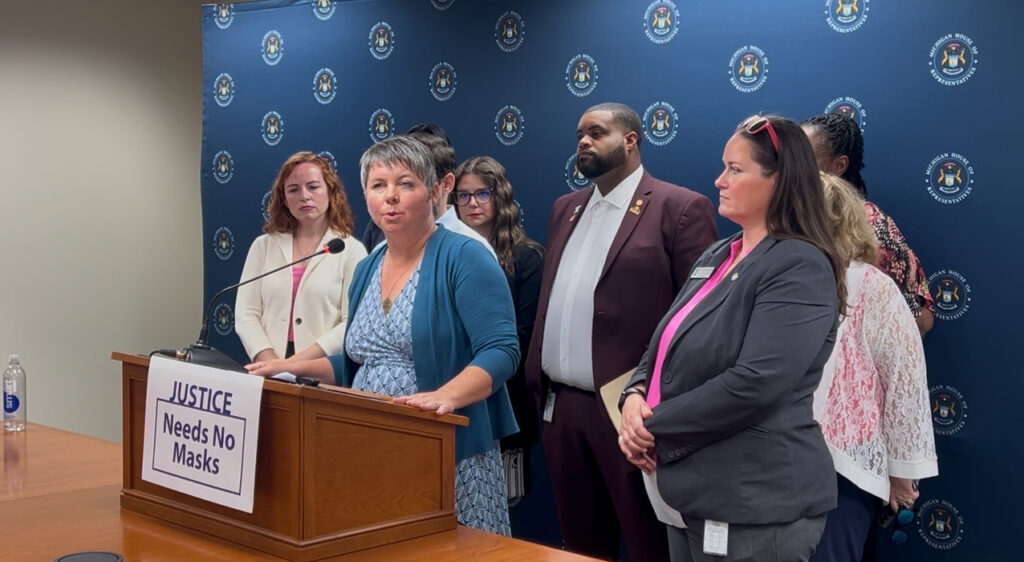 Michigan House Democrats introduce bill to ban masked, unidentified law ...
