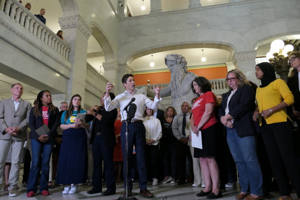 Minnesota Democrats call for ban on assault weapons following deadly ...