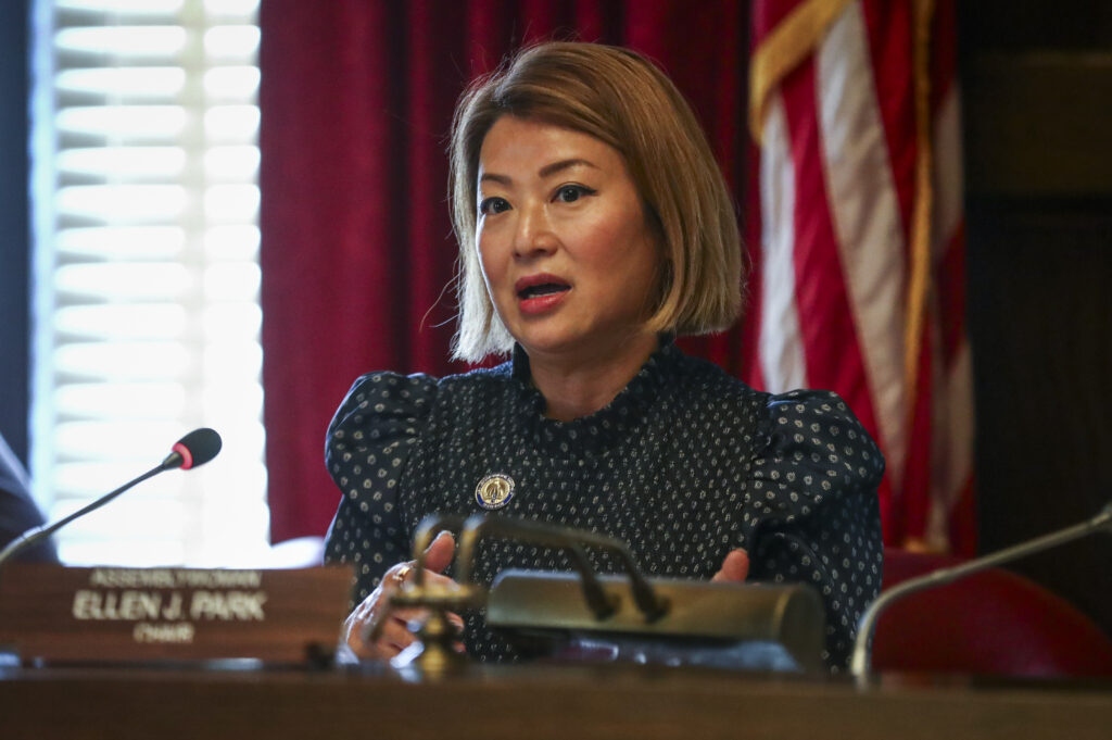 Prosecutors push to bring prior offenses into domestic violence trials ...