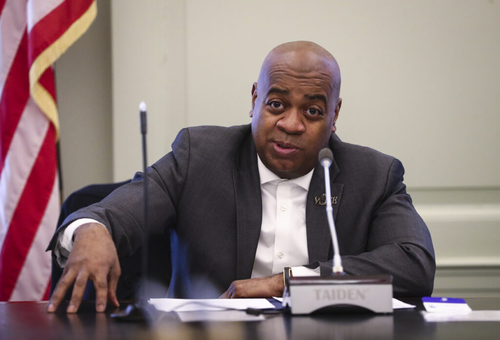 With immigration fight, Newark mayor claims progressive lane in ...