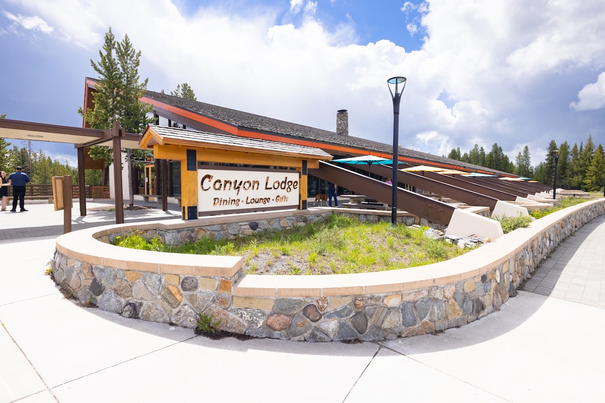 Yellowstone shooter approached building with 200 people inside while ...