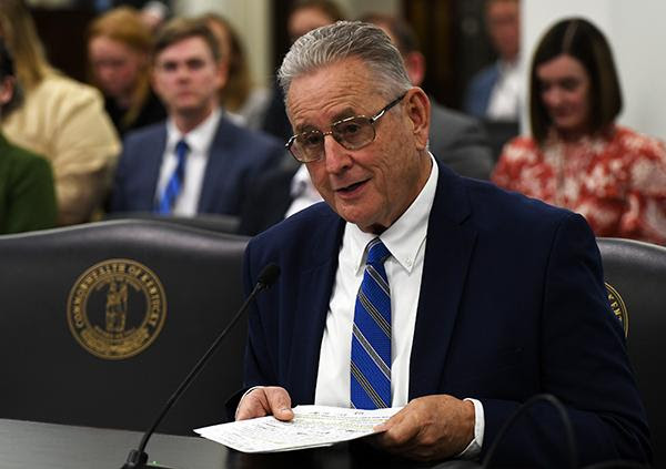 Kentucky moves toward banning cell phone use while driving under GOP ...