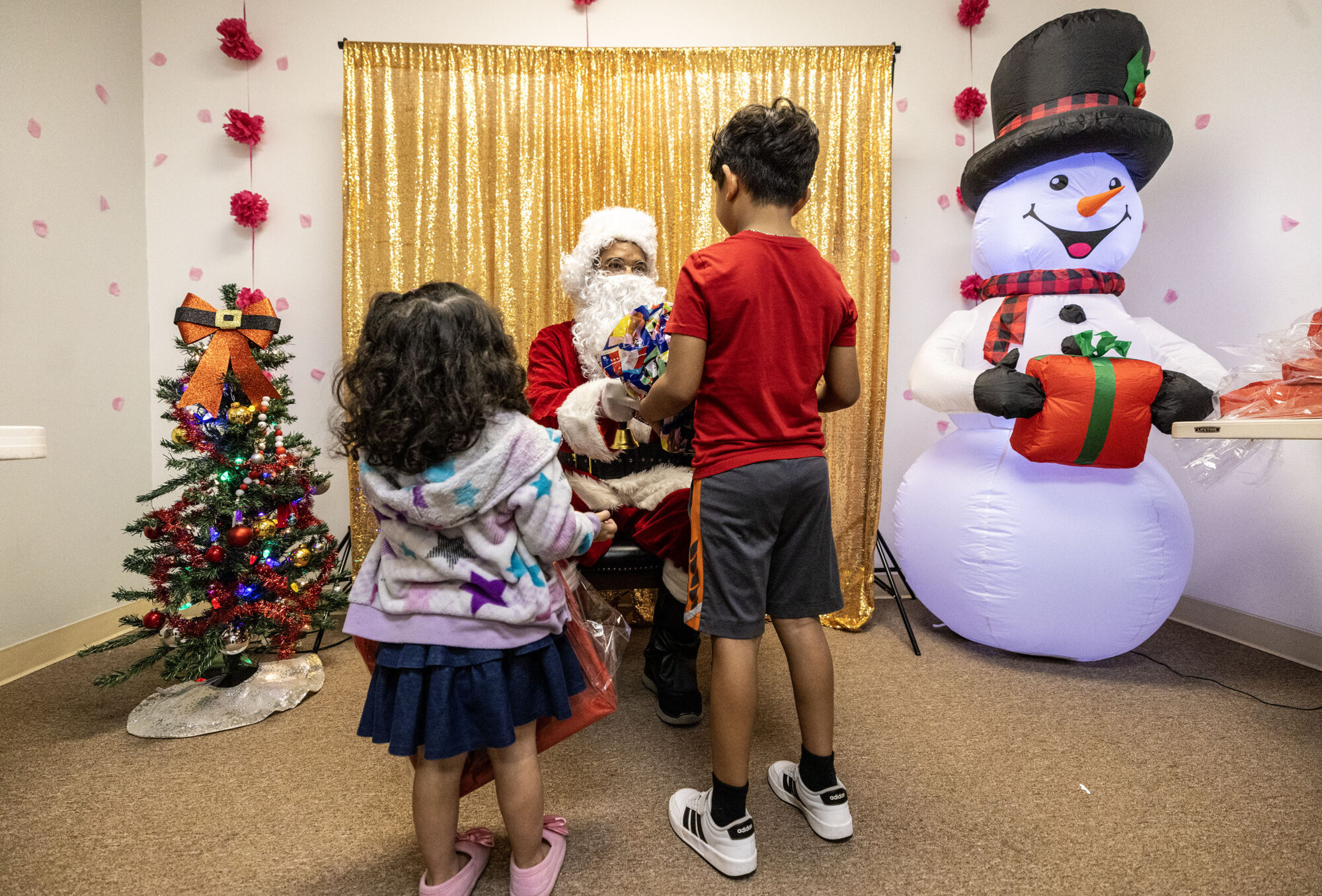 As ICE raids inspire fear in immigrant communities, some people in ...