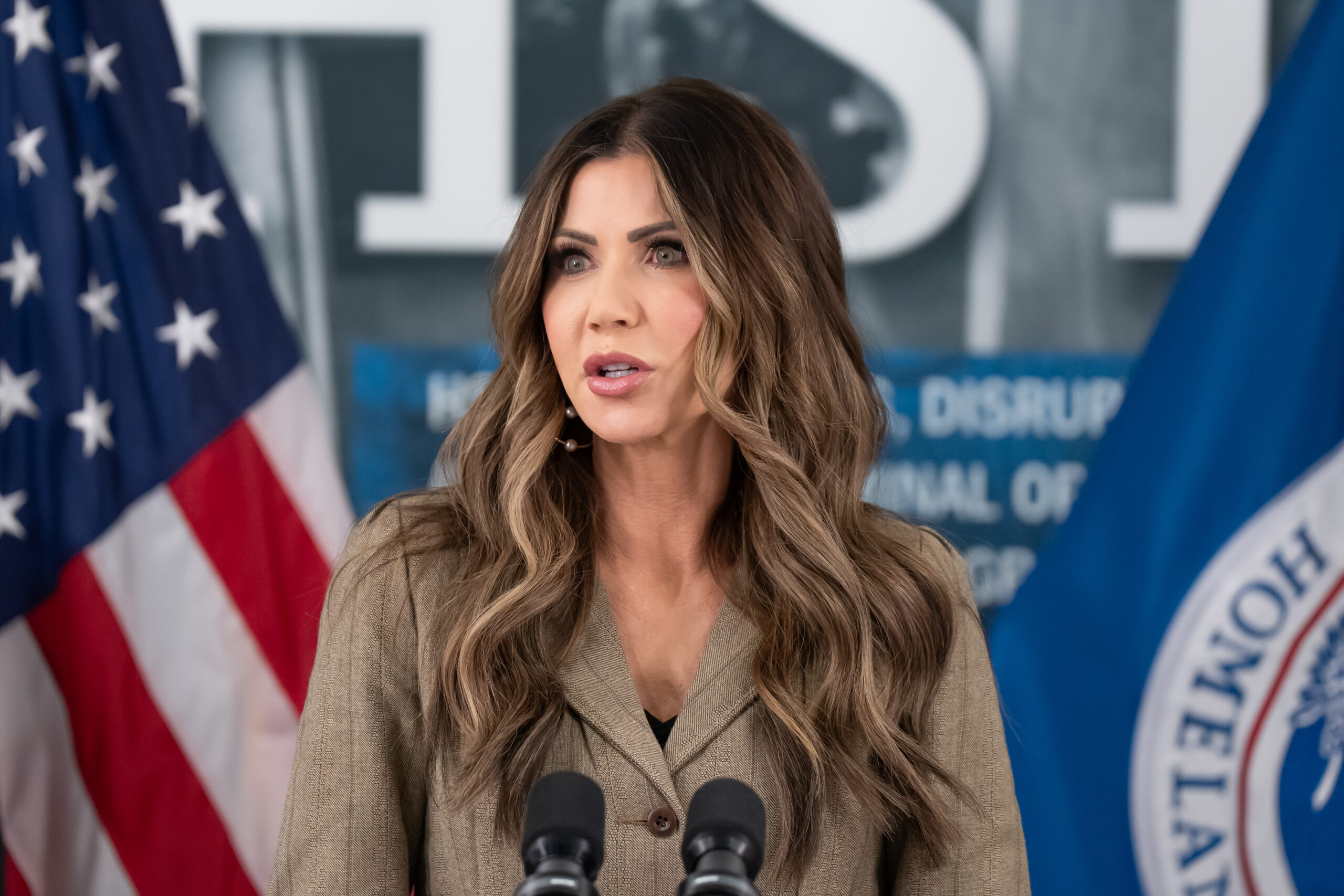 Hundreds protest DHS Secretary Noem during press conference at Fort ...
