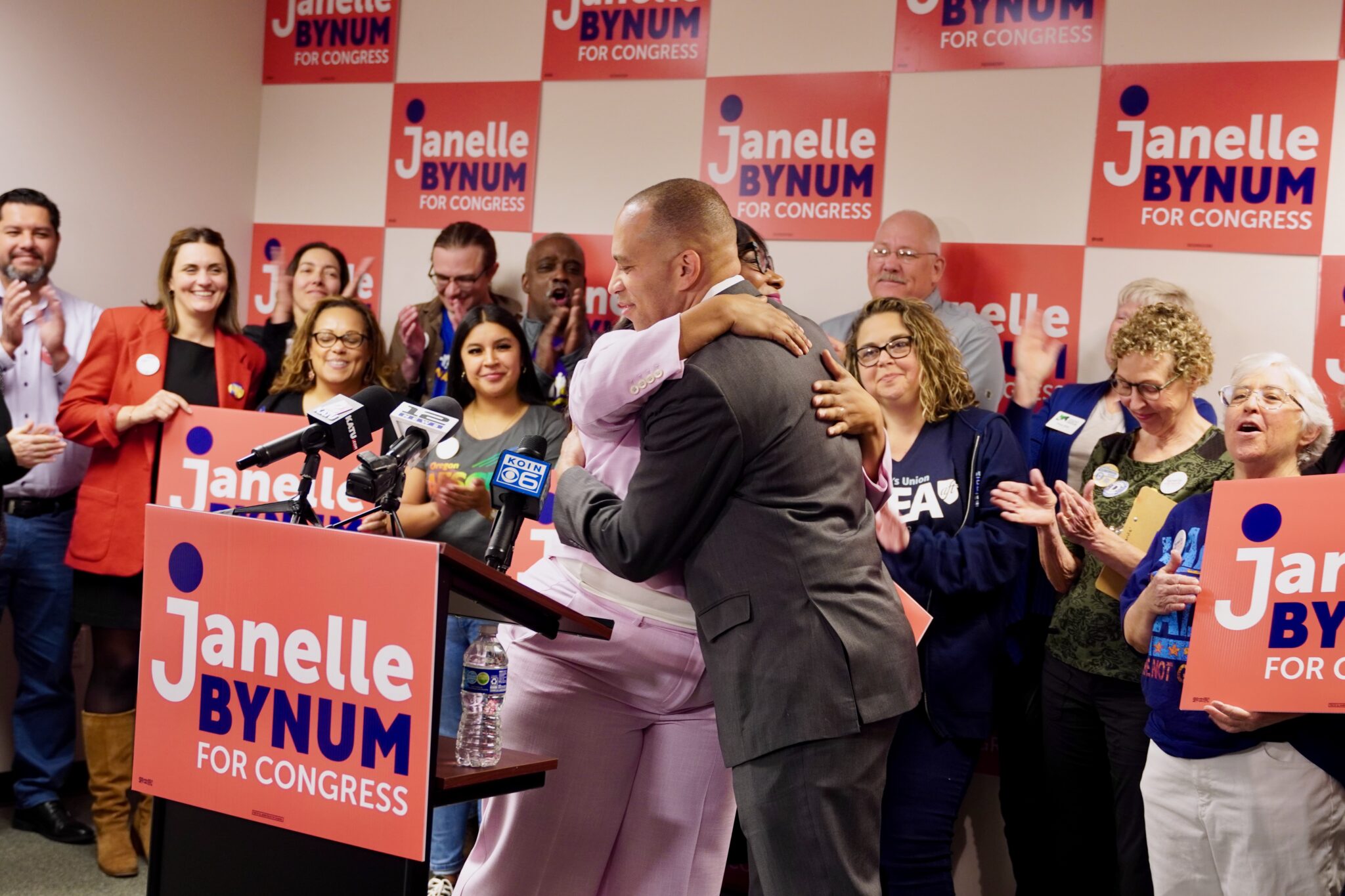 House Democratic leader Hakeem Jeffries rallies for Janelle Bynum in ...