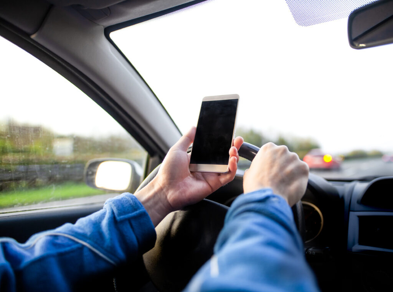 ‘Touching’ your phone behind the wheel is not enough for a traffic stop ...