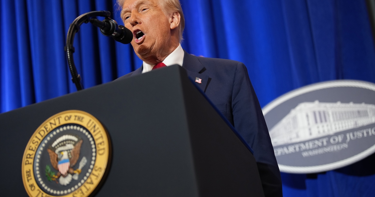 Trump returns to campaign-style bashing of opponents in visit to ...