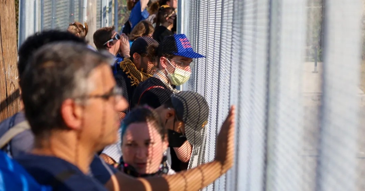 Over Pritzker’s objections, Trump sending 300 National Guardsmen to ...
