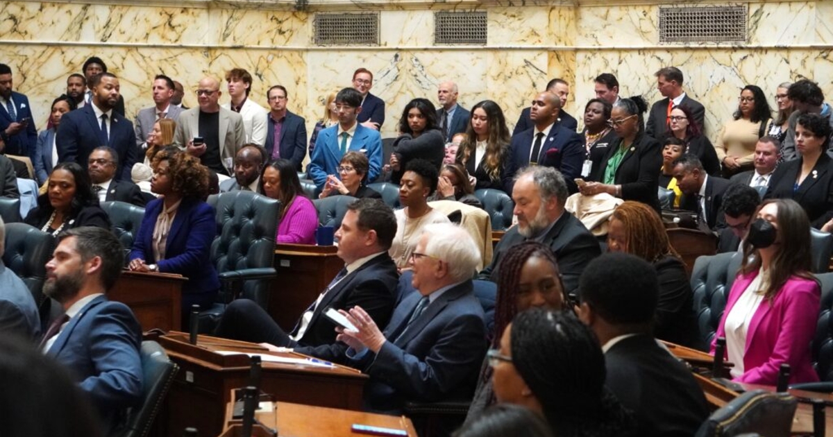 Handshakes, hugs and kisses on legislature’s first day; the arm ...