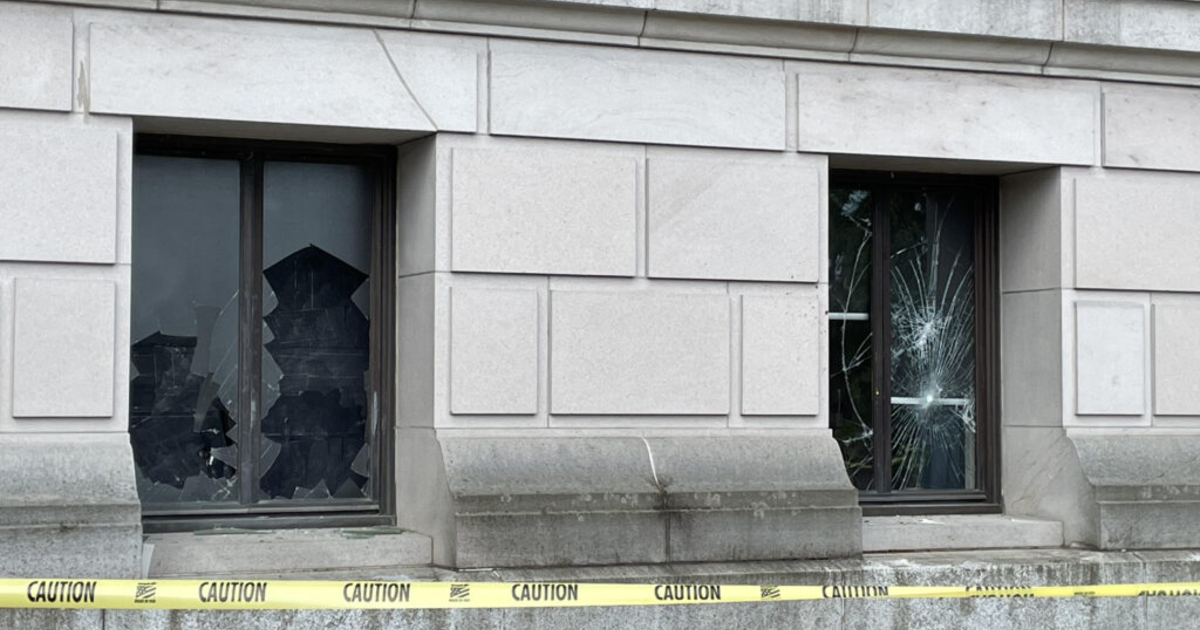 Man arrested after shattering 13 windows at WA Capitol, authorities say ...
