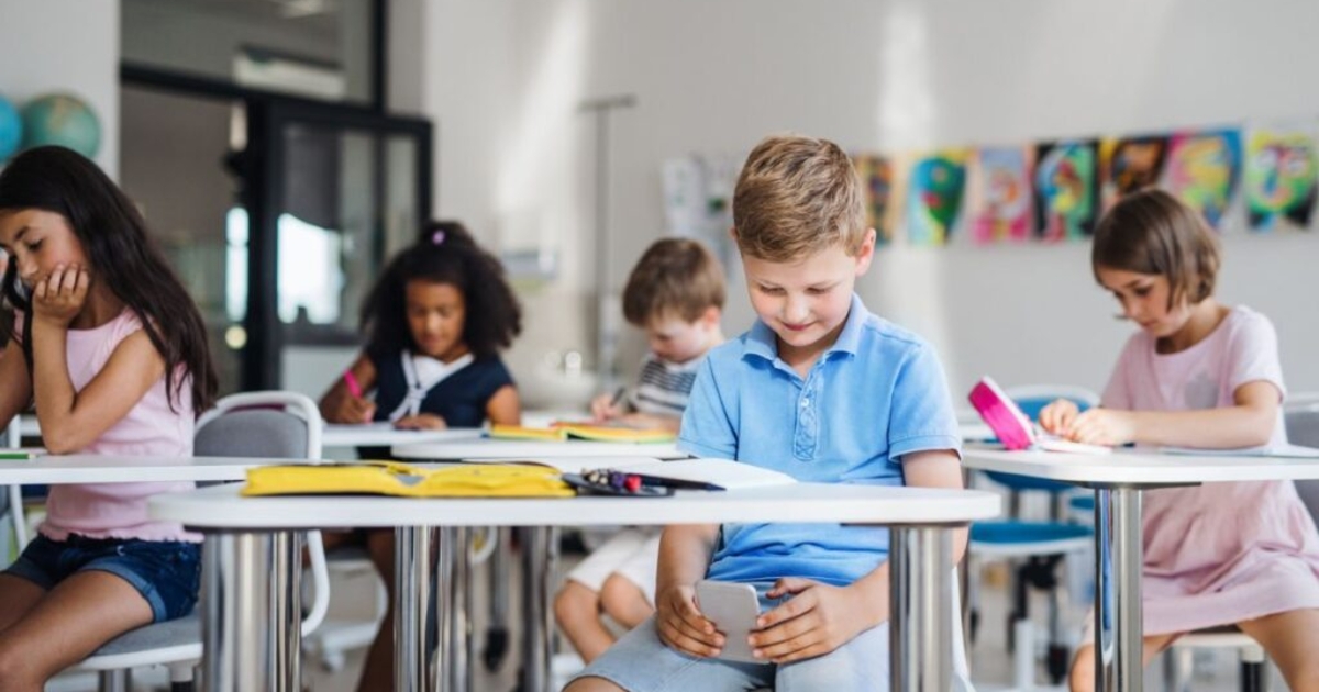 Indiana House panel weighs tighter school cellphone ban — but districts ...