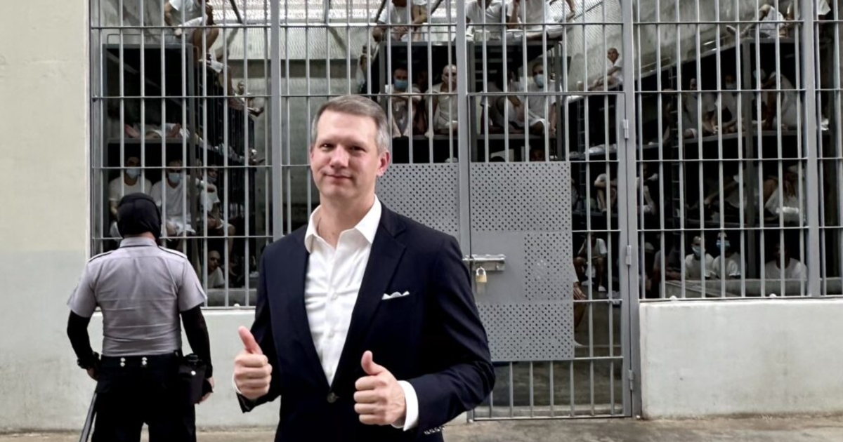 W.Va. Rep. Riley Moore gives El Salvador prison CECOT two thumbs up ...