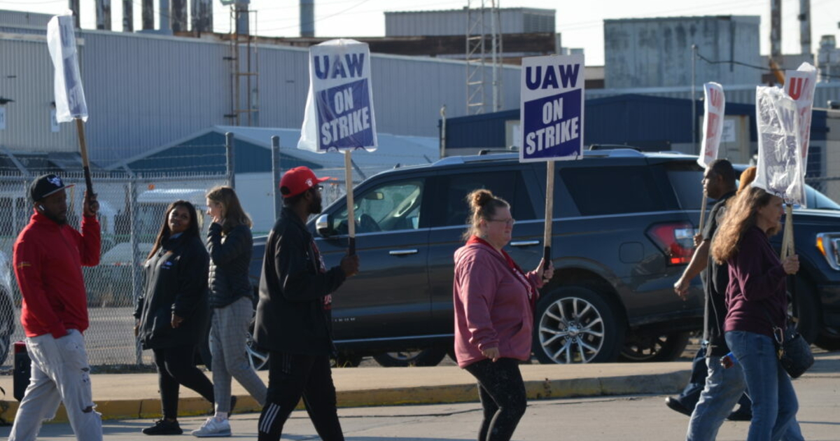 UAW head says union has ‘cards left to play’ as Detroit Three ...